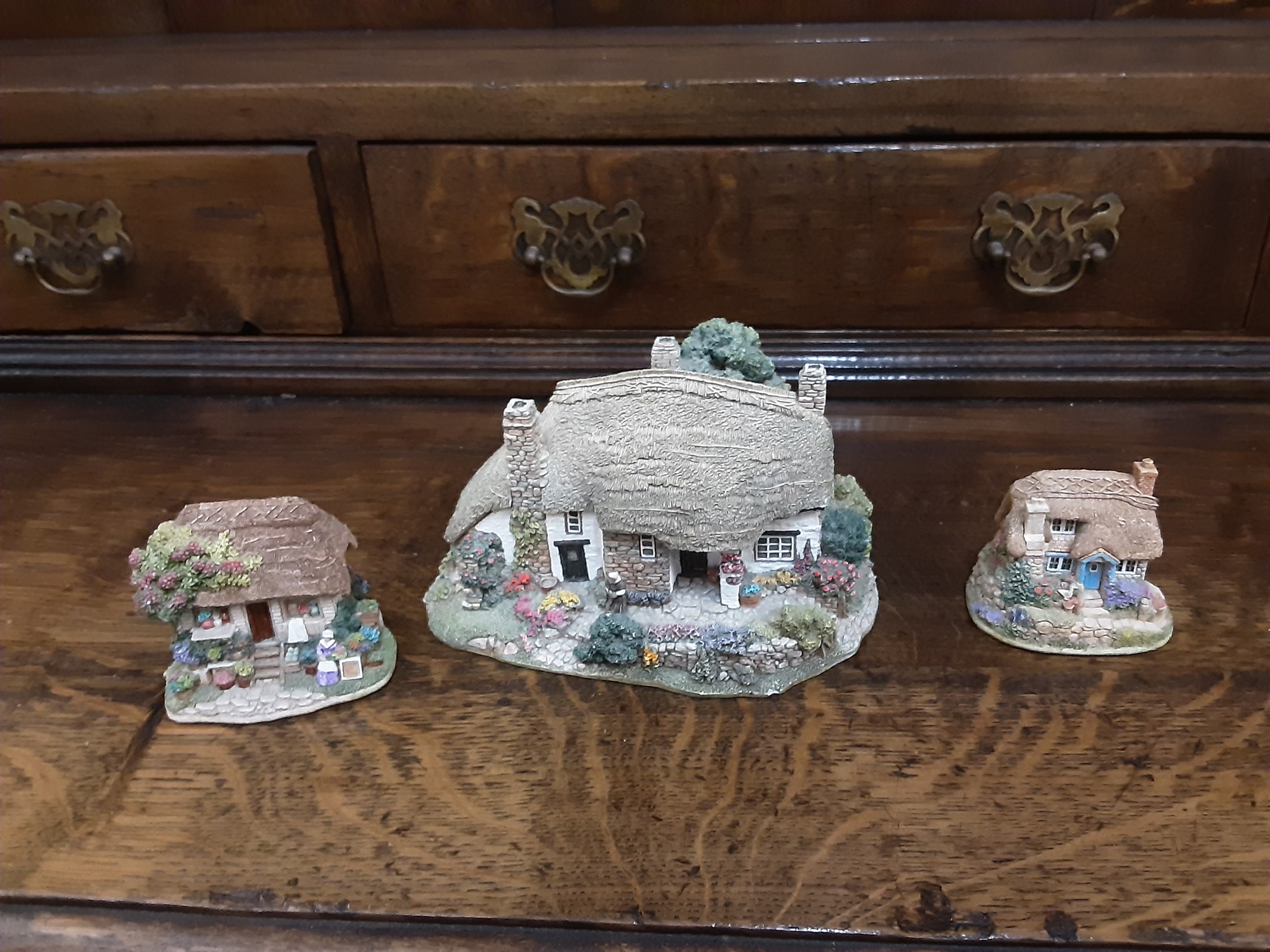 Lot 471 - Collection of Lilliput Lane cottages