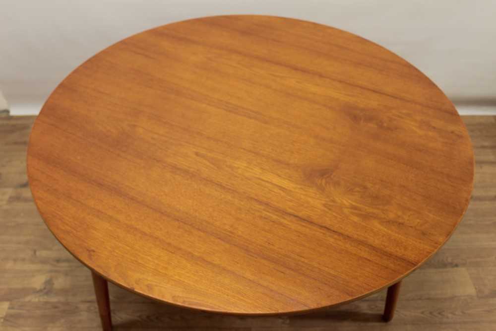 Lot 1312 - Hans Wegner circular dining table and set