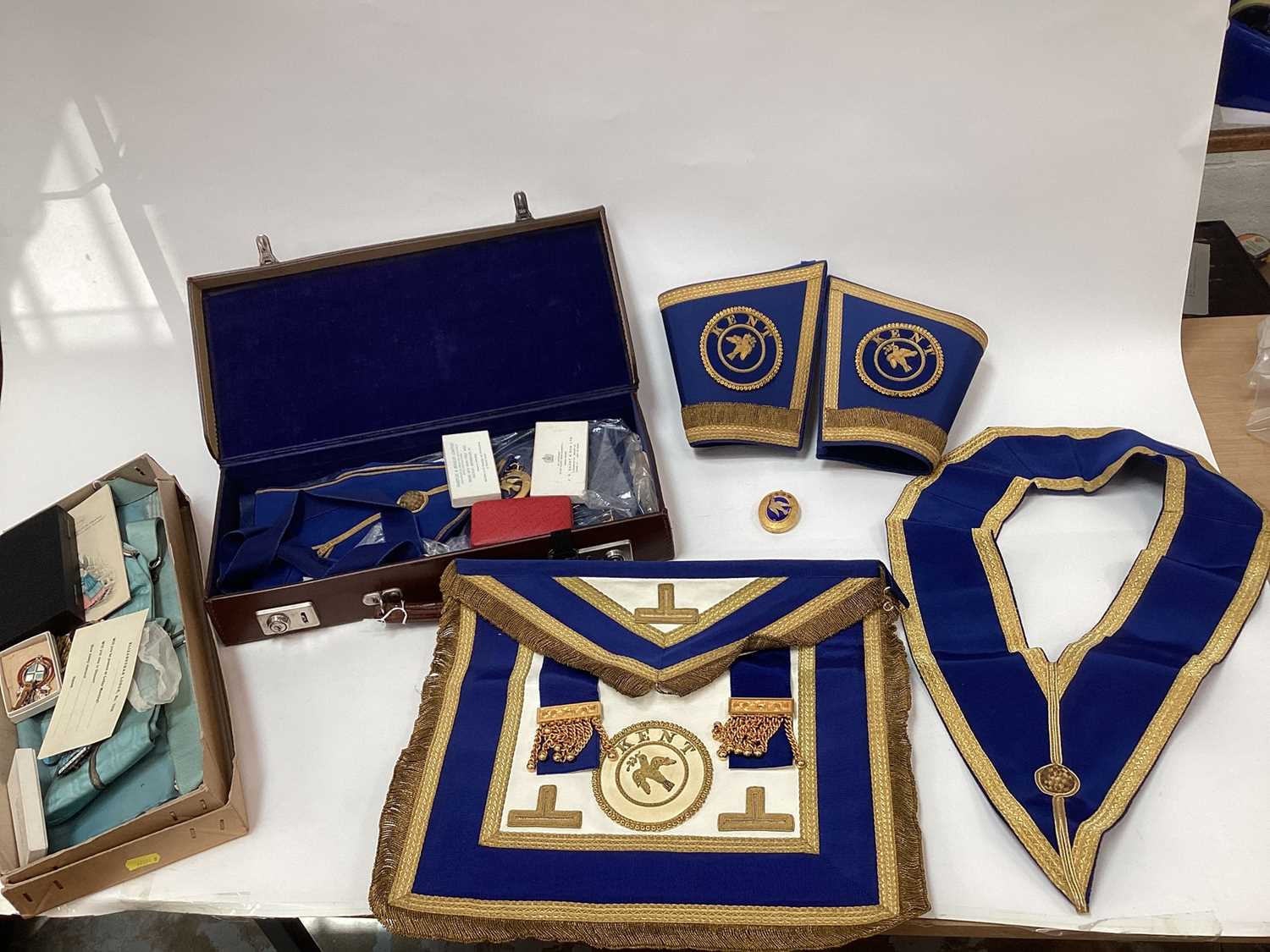 Lot 2600 - Masonic aprons, cuffs and medallions