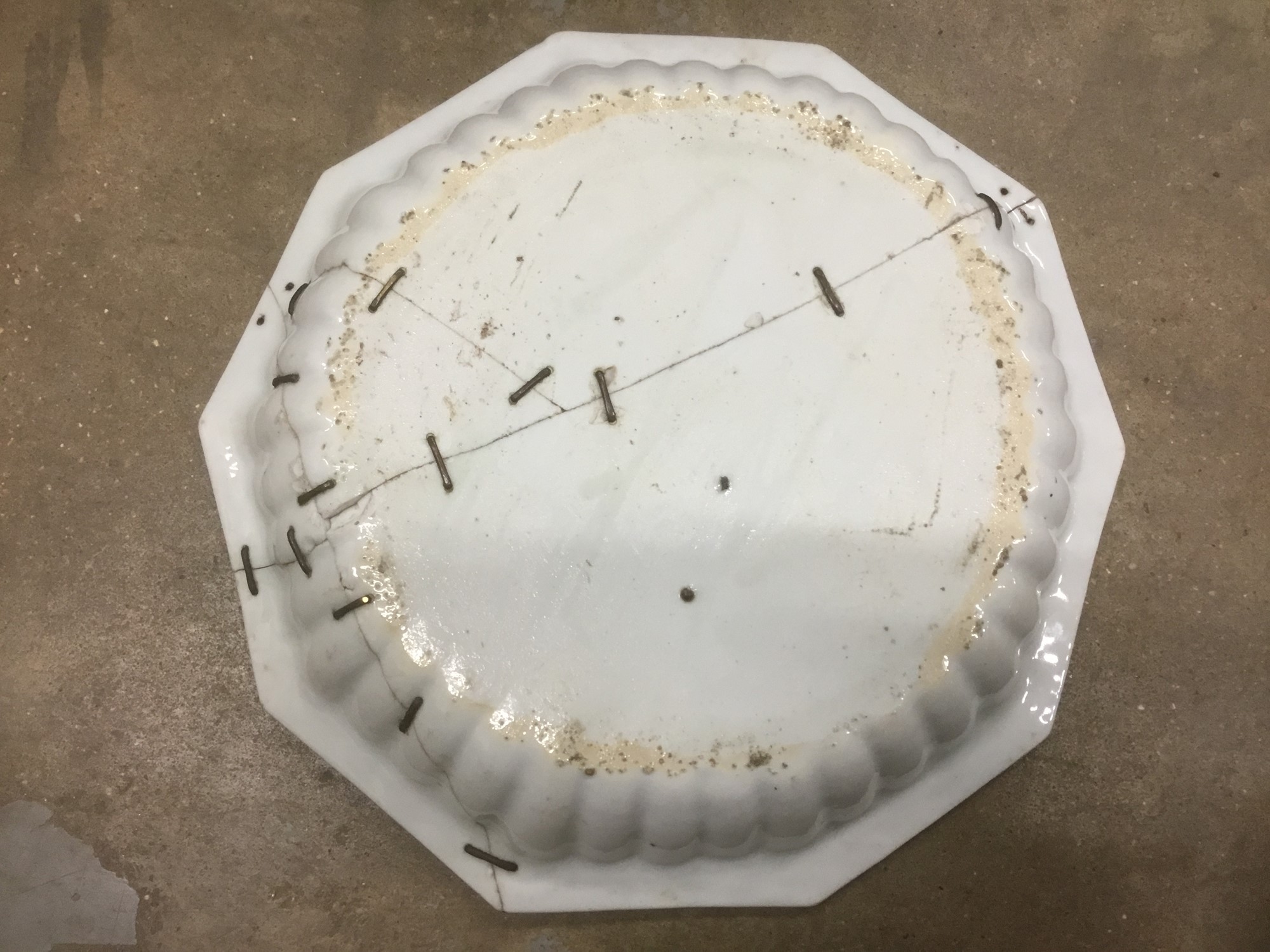 Lot 162 - 17th century Chinese imari porcelain dish