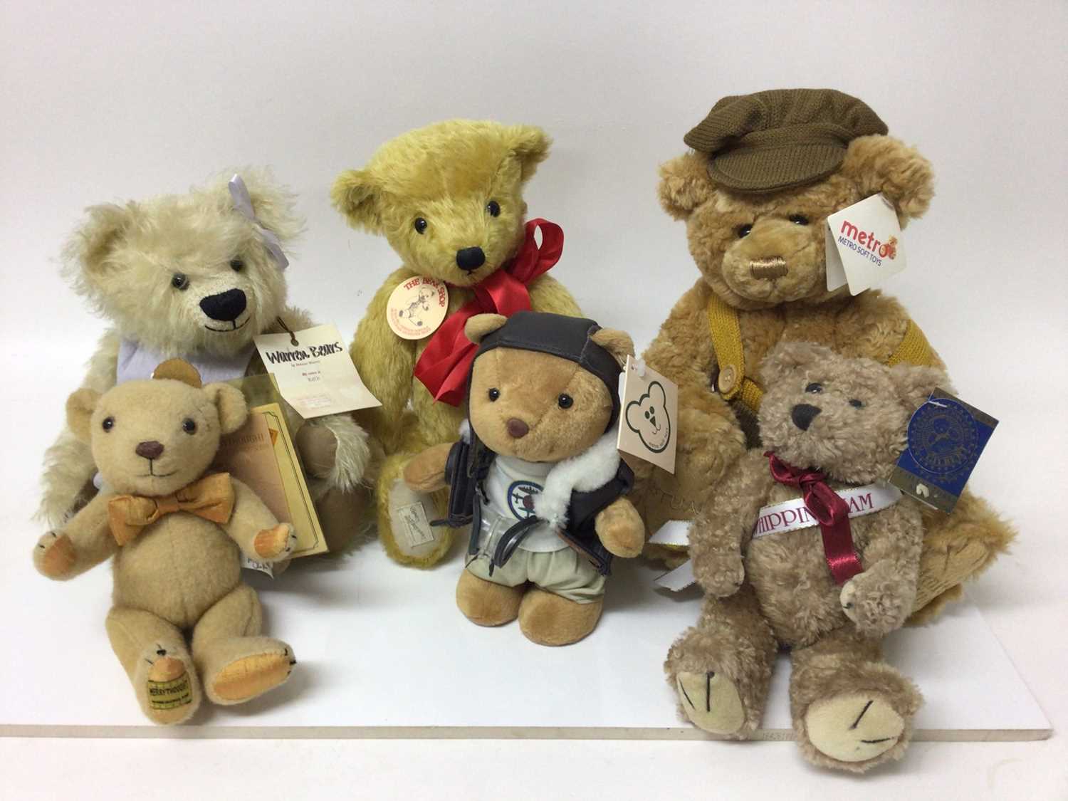 Lot 1810 - Box of collectable bears including Deans