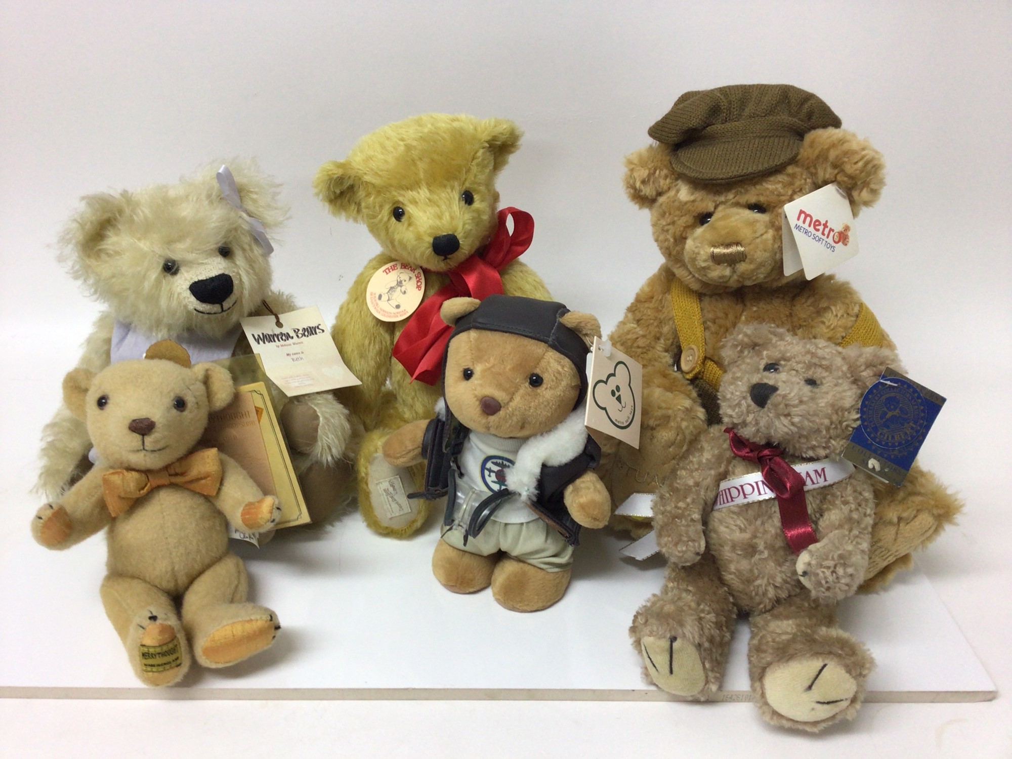 Lot 1810 - Box of collectable bears including Deans