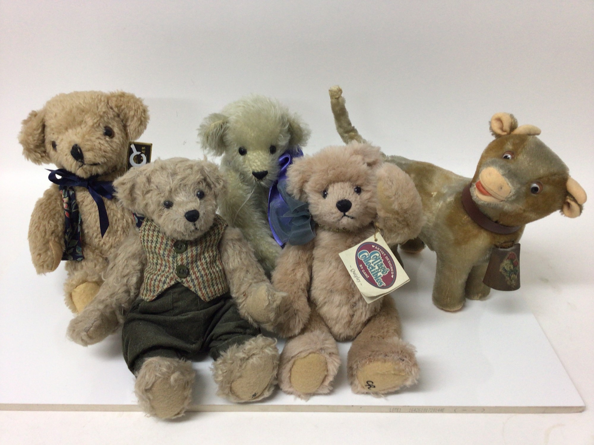 Lot 1810 - Box of collectable bears including Deans