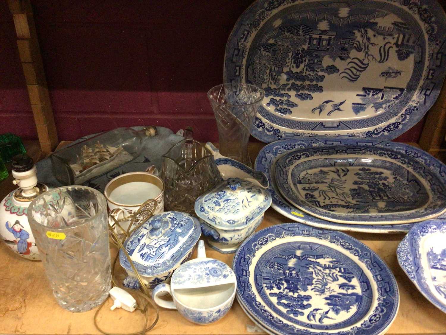 Lot 520 - Blue and white Willow pattern dinner ware,