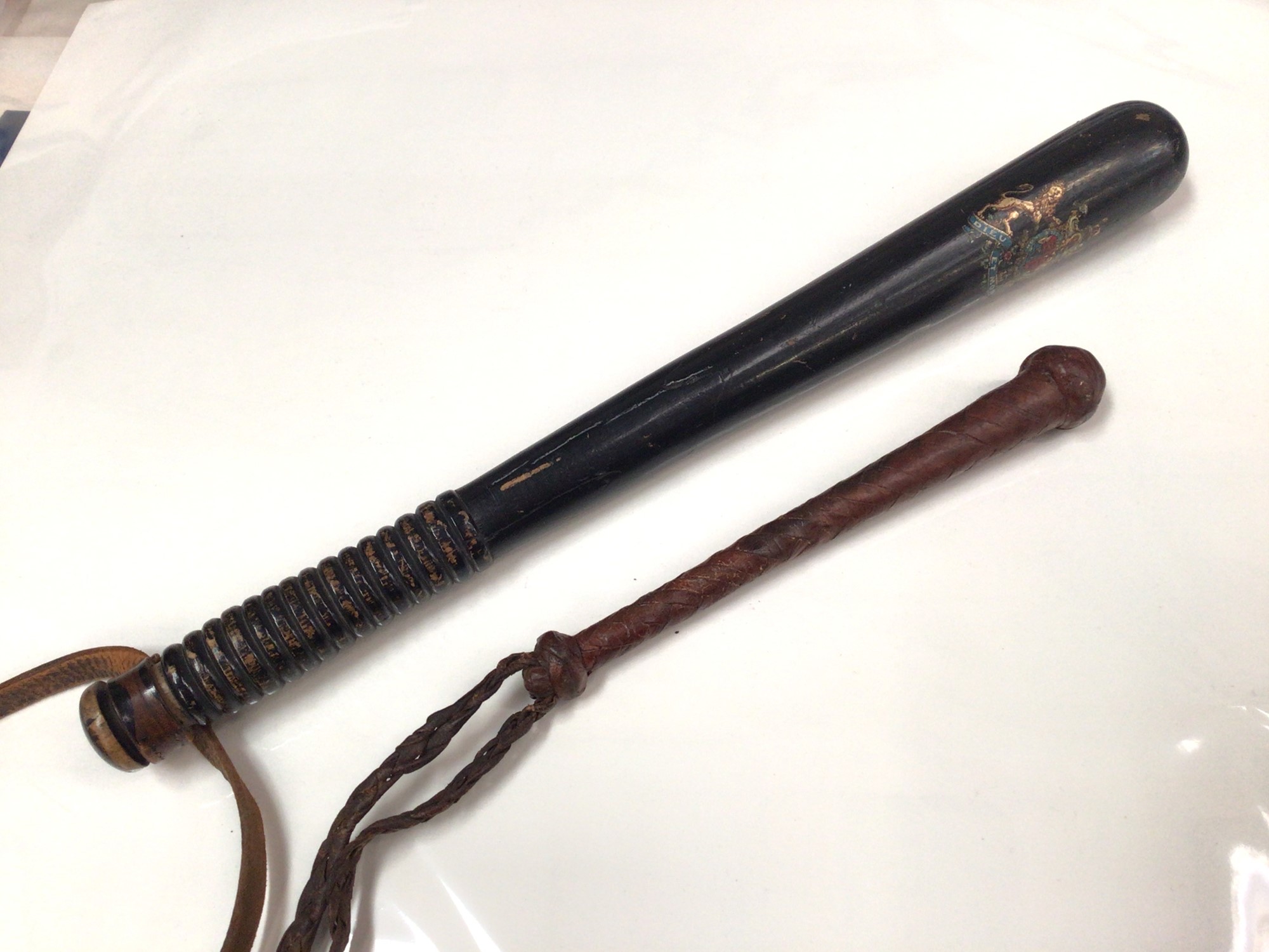Lot 321 - Edwardian truncheon with Royal coat of arms