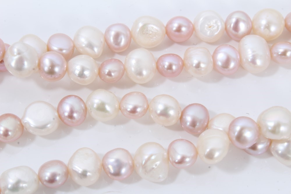 Lot 227 - Pink and white fresh water pearl necklace