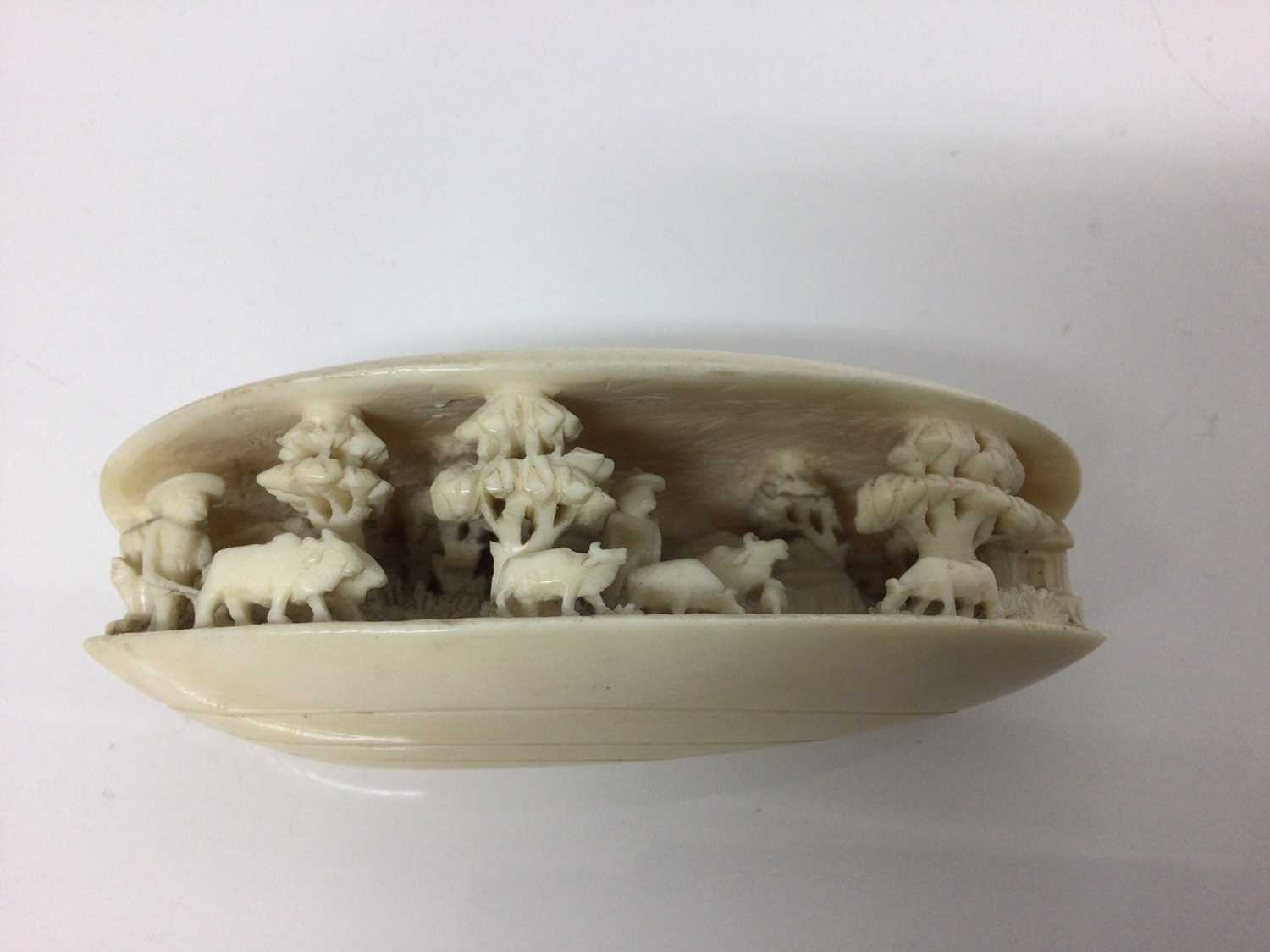 Lot 11 - 19th century Japanese ivory clam shell