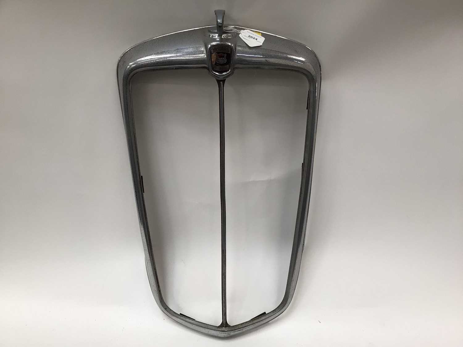 Lot 2024 - 1930s Morris 8 radiator grill with mascot