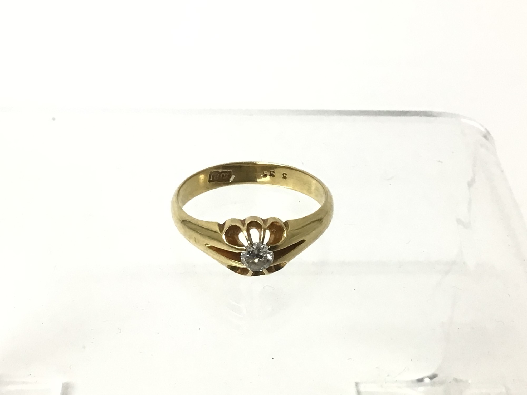 Lot 68 - 18ct gold and diamond ring