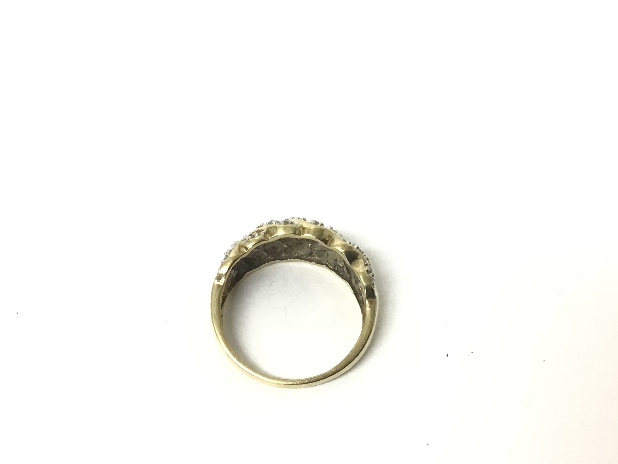 Lot 84 - 9ct gold and diamond chip ring
