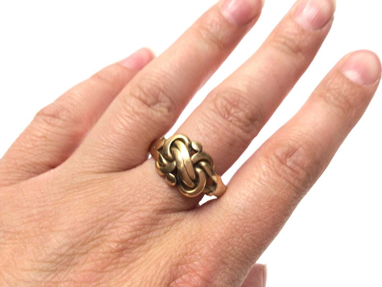 Lot 27 - 18ct gold knotted ring