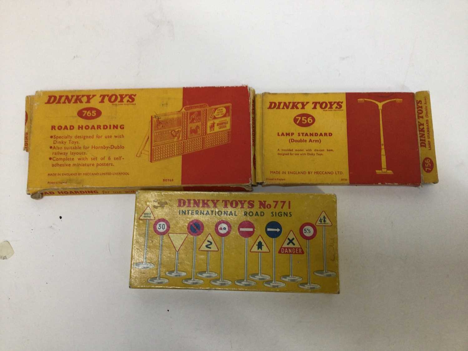 Lot 1911 - Dinky international road signs set No. 771,
