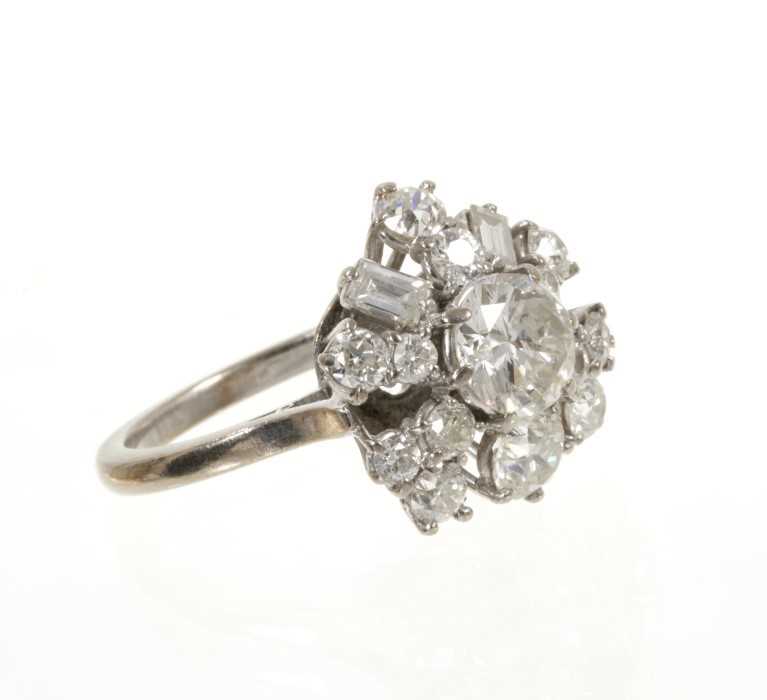 Lot 450 - Diamond cluster ring