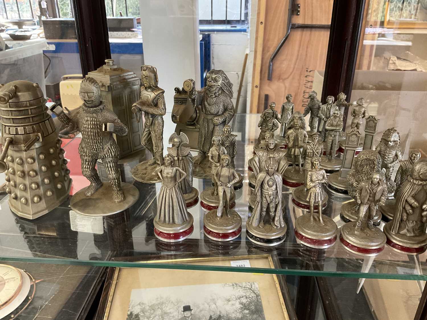 Lot 2556 - Set of Danbury Mint Doctor Who themed chess