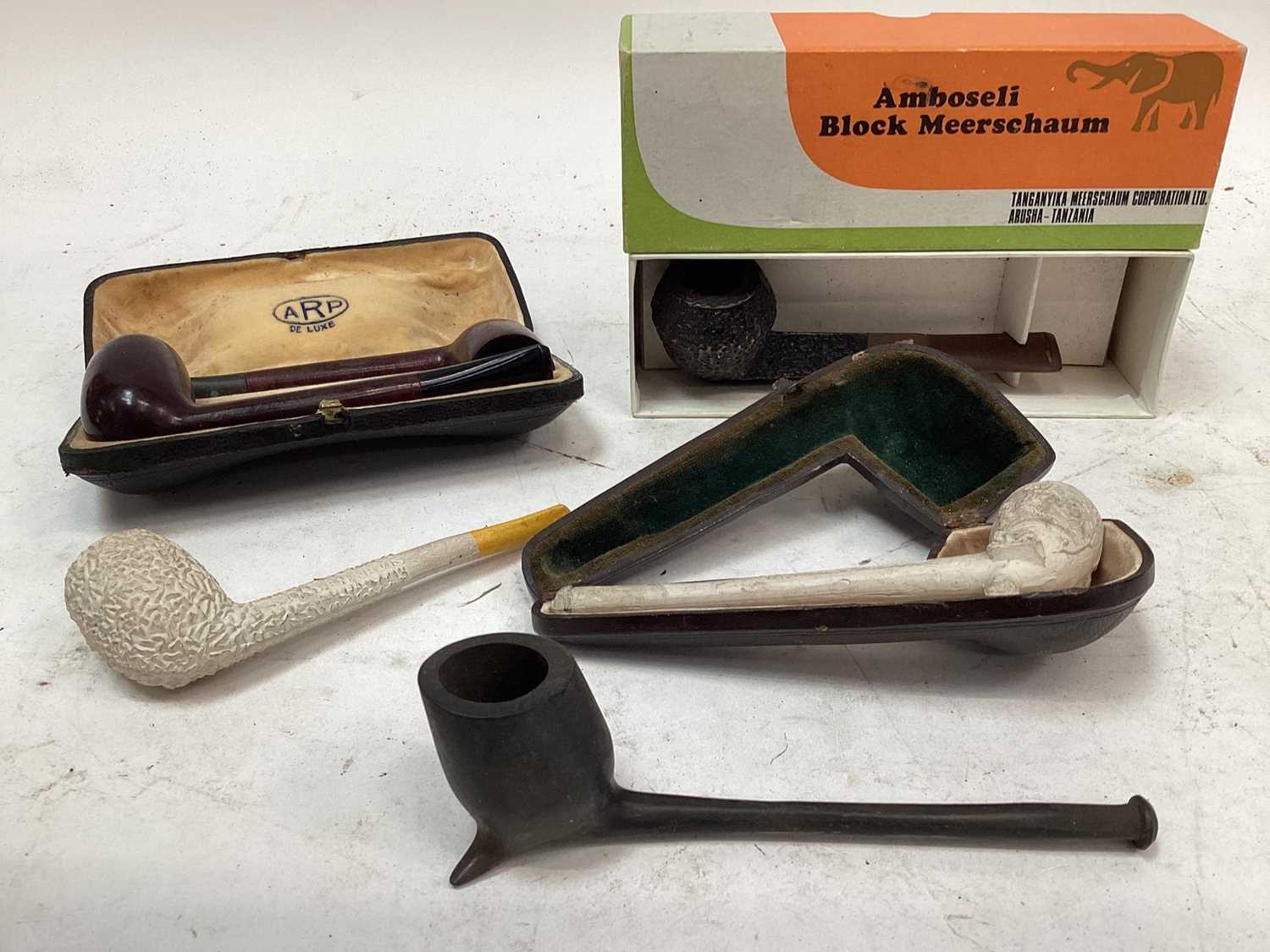 Lot 2620 - Collection of assorted pipes, together with
