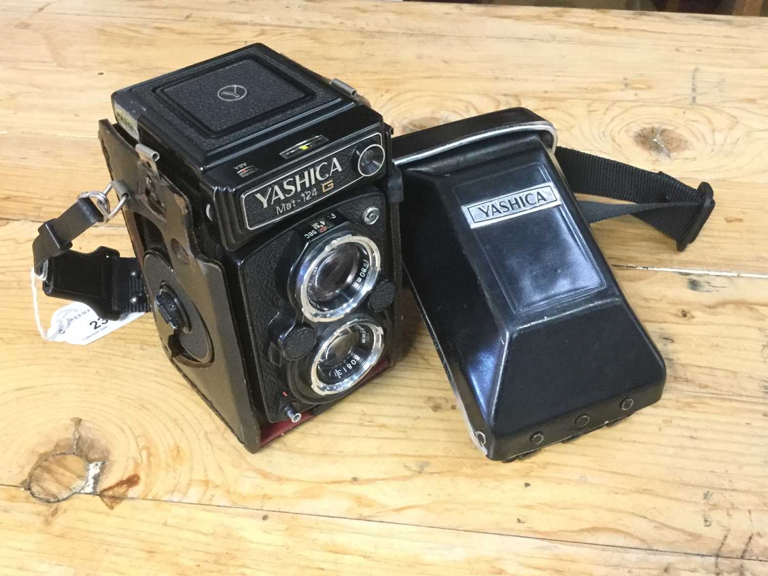 Lot 2366 - Yashica Mat 124 G twin lens reflex camera