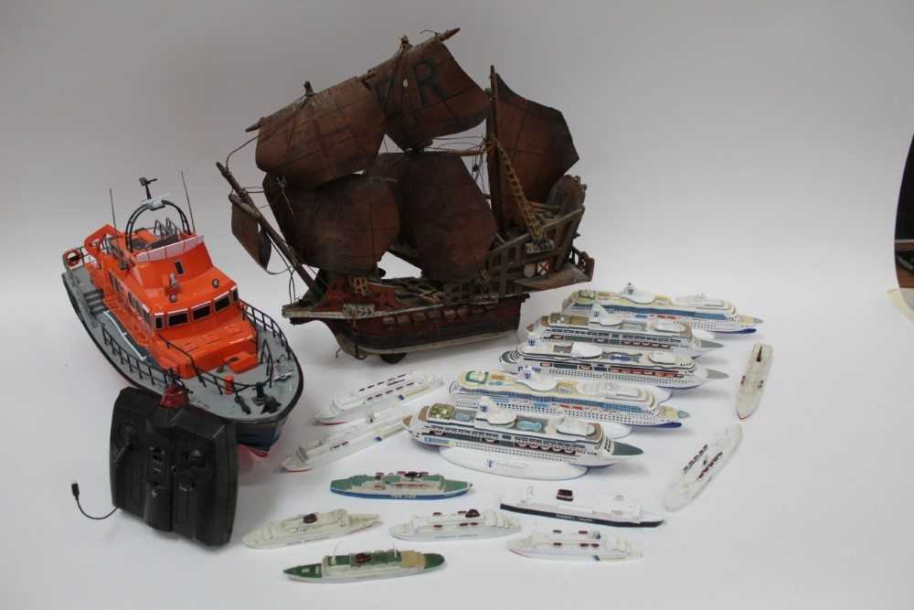 Lot 1892 - Lot model cruise ships, radio controlled