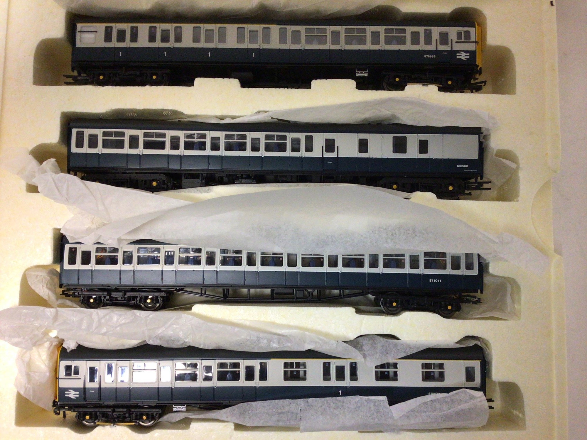 Lot 75 - Hornby OO gauge BR 4 VEP Class 423 Train Pack