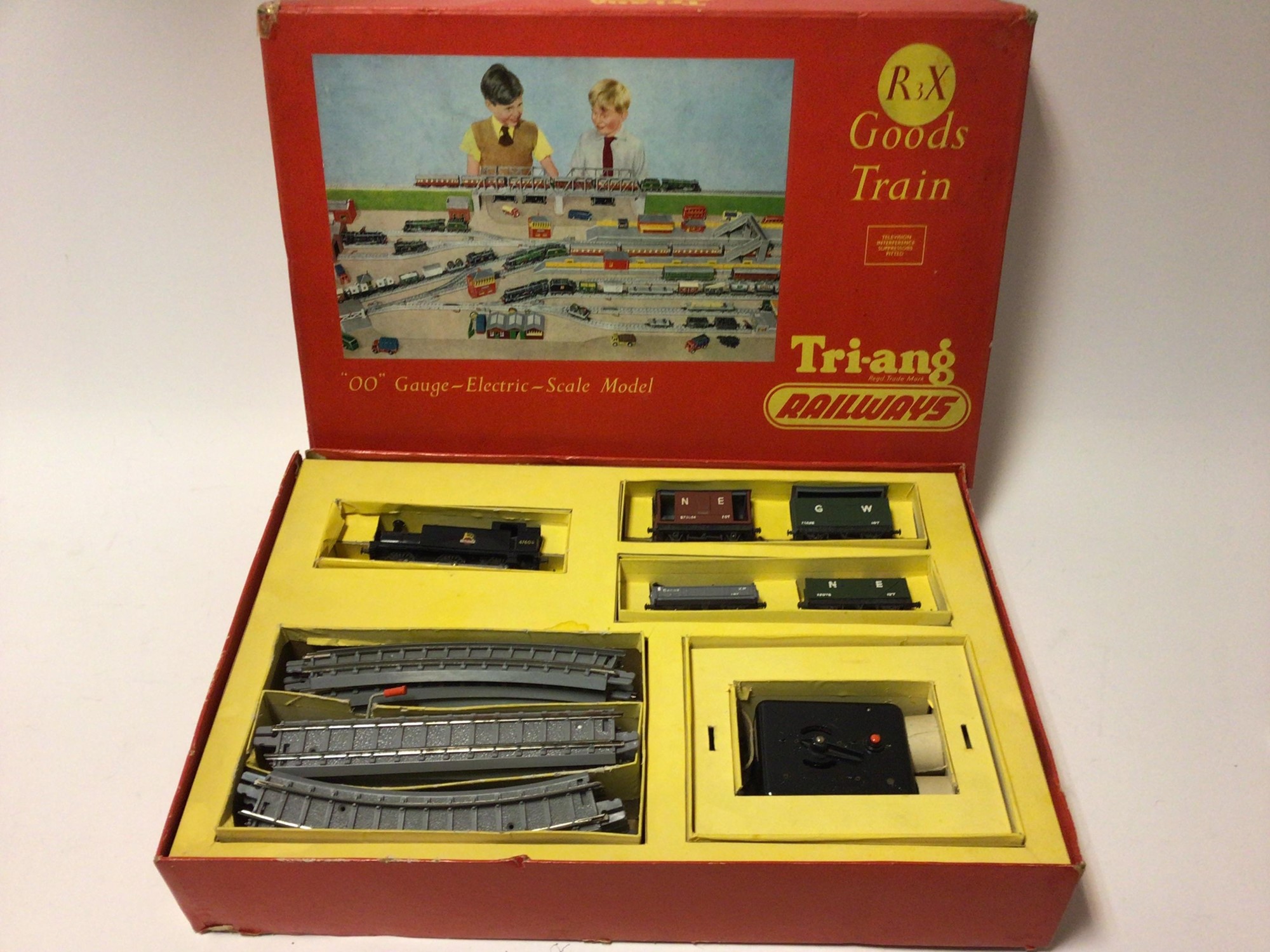 Lot 259 - Triang R3X OO gauge Goods Train Set