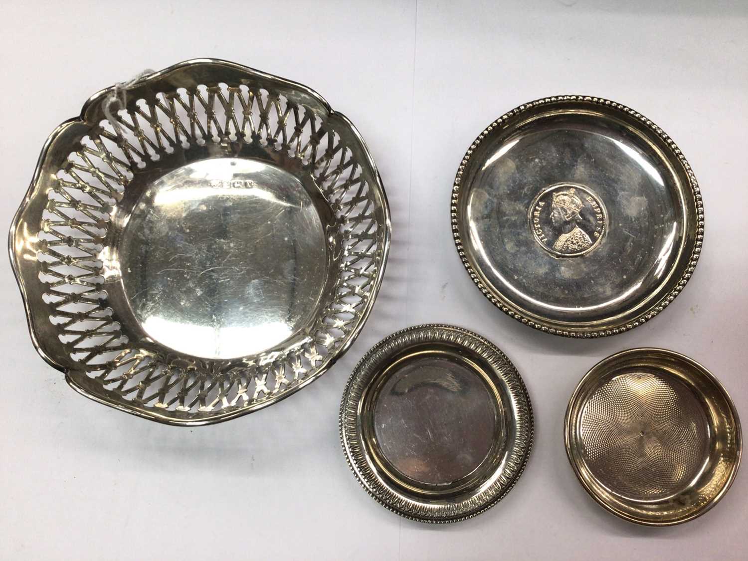 Lot 1075 - Silver bowl with pierced decoration, silver