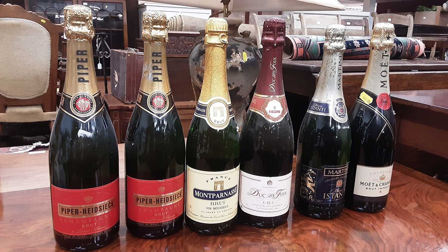 Lot 940 - Twelve mixed bottles to include champagne,