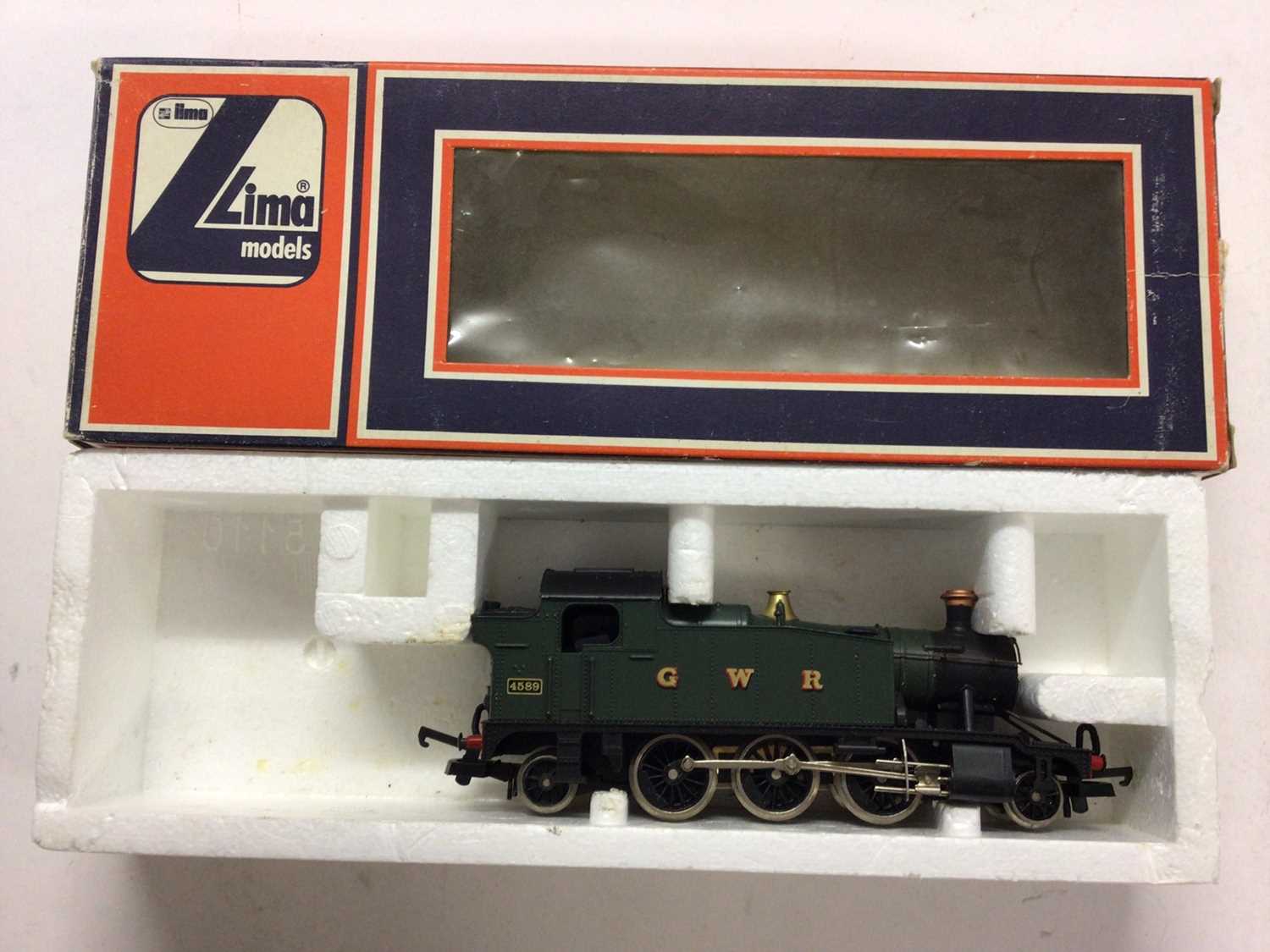 Lot 102 - Silver Fox Models 00 gauge A class diesel,