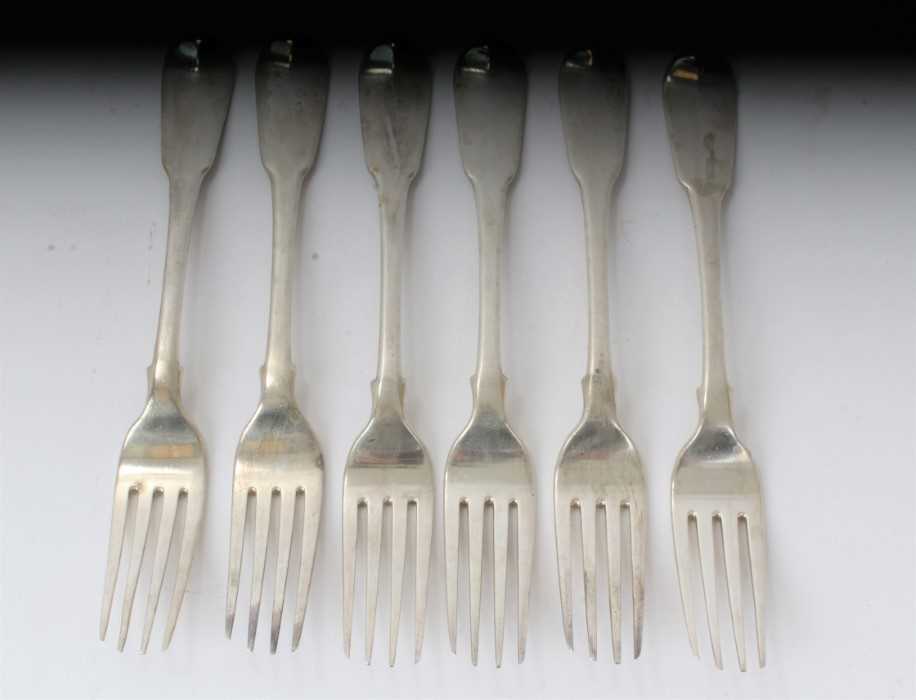 Lot 482 - Set of six George III fiddle pattern dinner