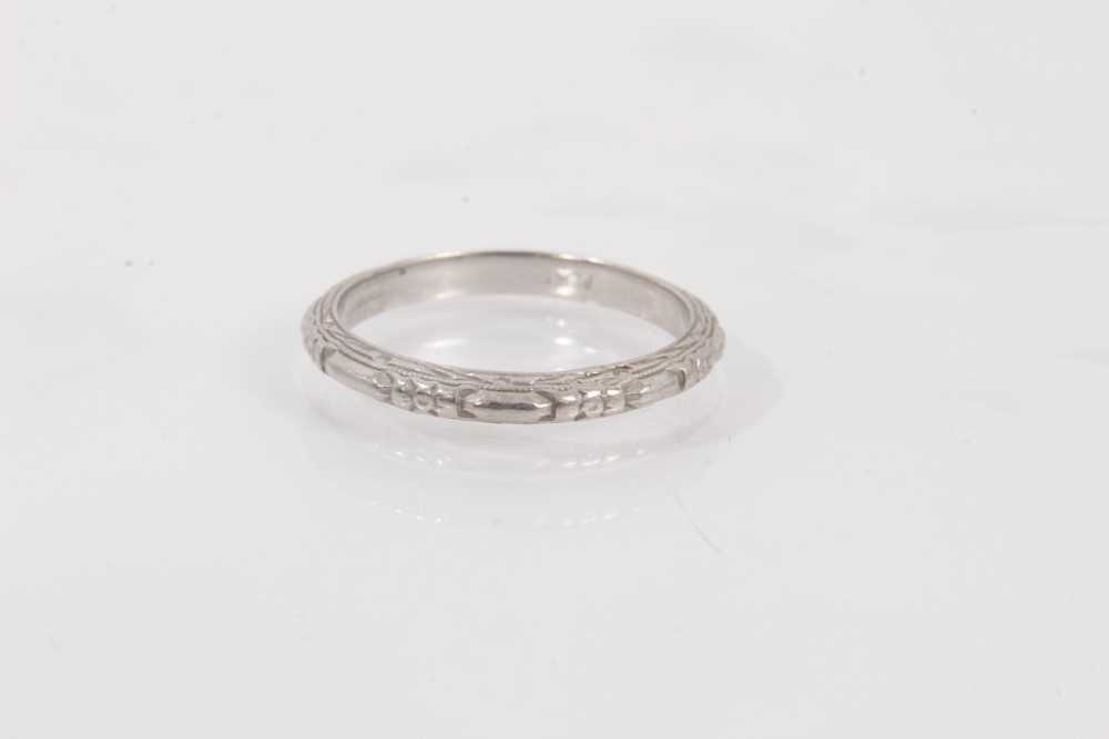 Lot 507 - Art Deco platinum wedding ring with carved
