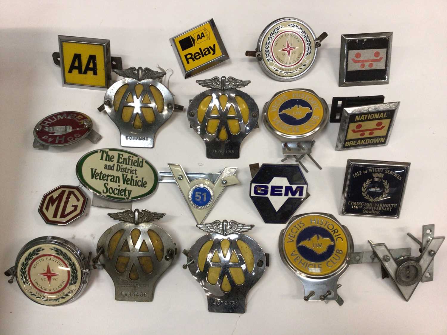 Lot 2010 - Lot automobilia including car badges and
