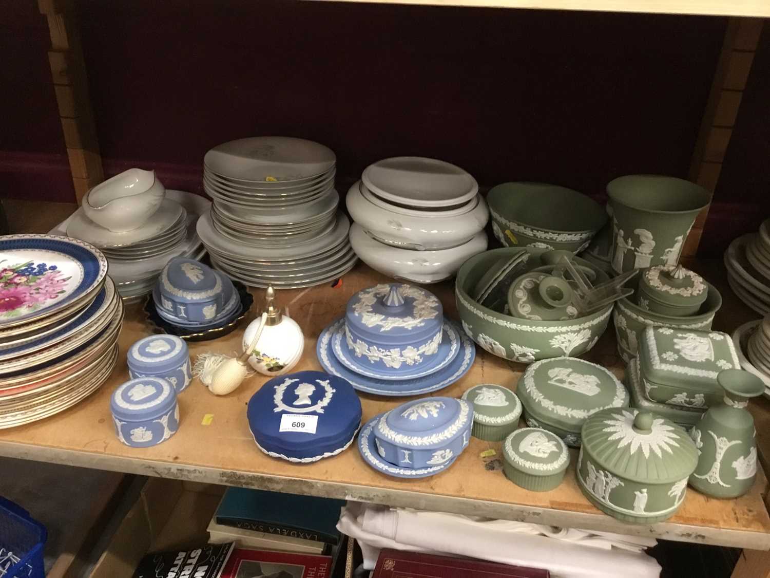 Lot 609 - Lot Wedgwood Jasper ware ornaments and