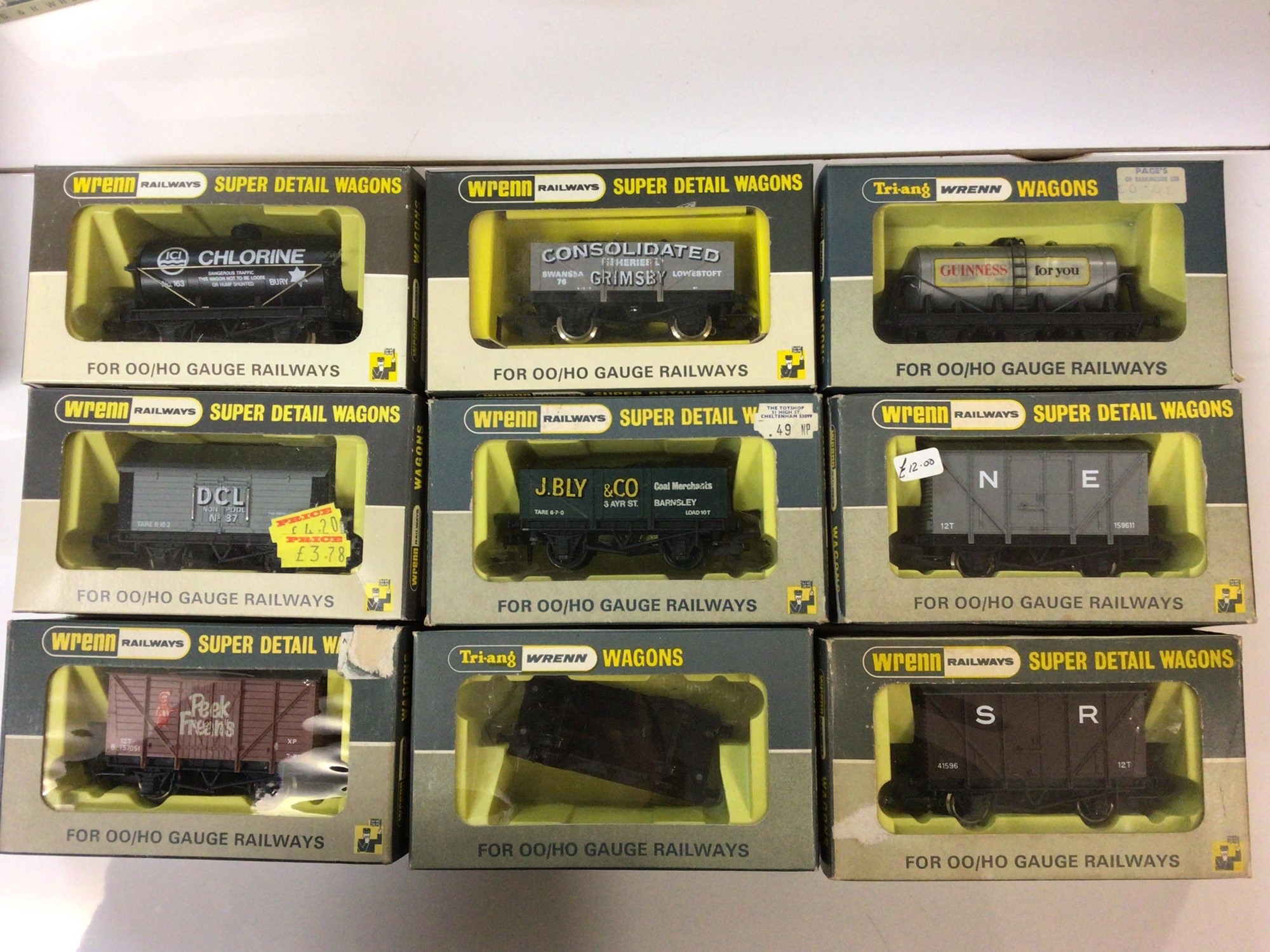 Lot 166 - Wrenn OO gauge rolling stock including