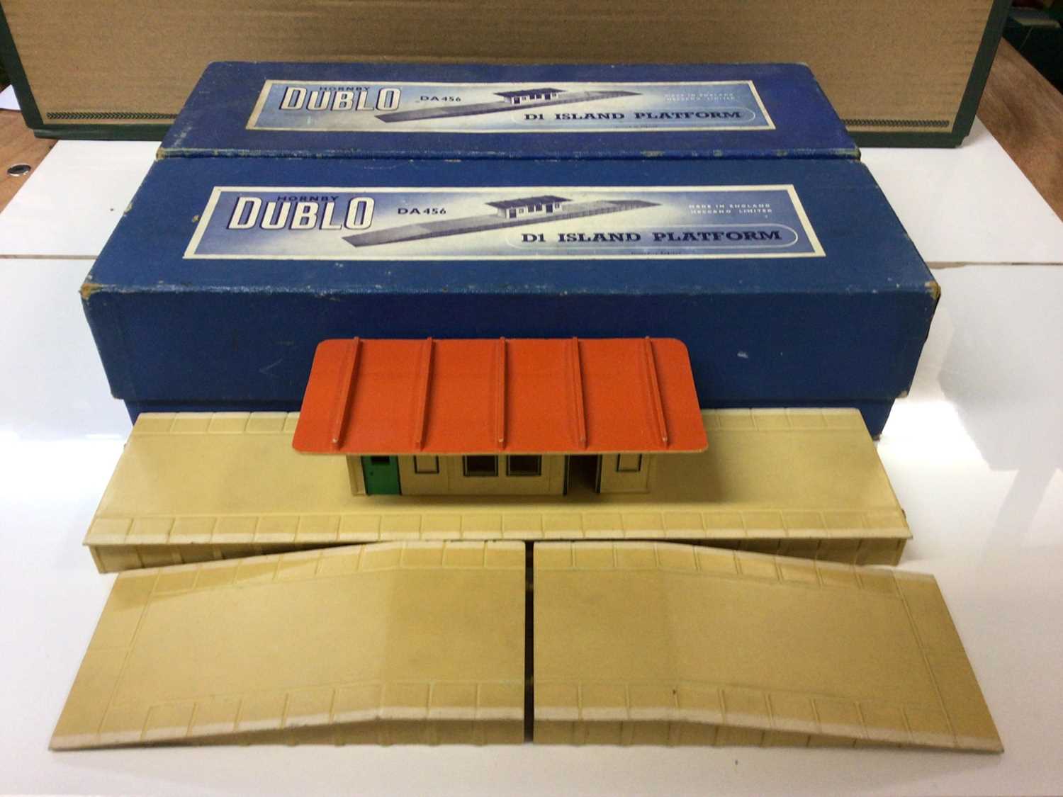 Lot 297 - Hornby Duplo OO gauge D1 Island Platforms