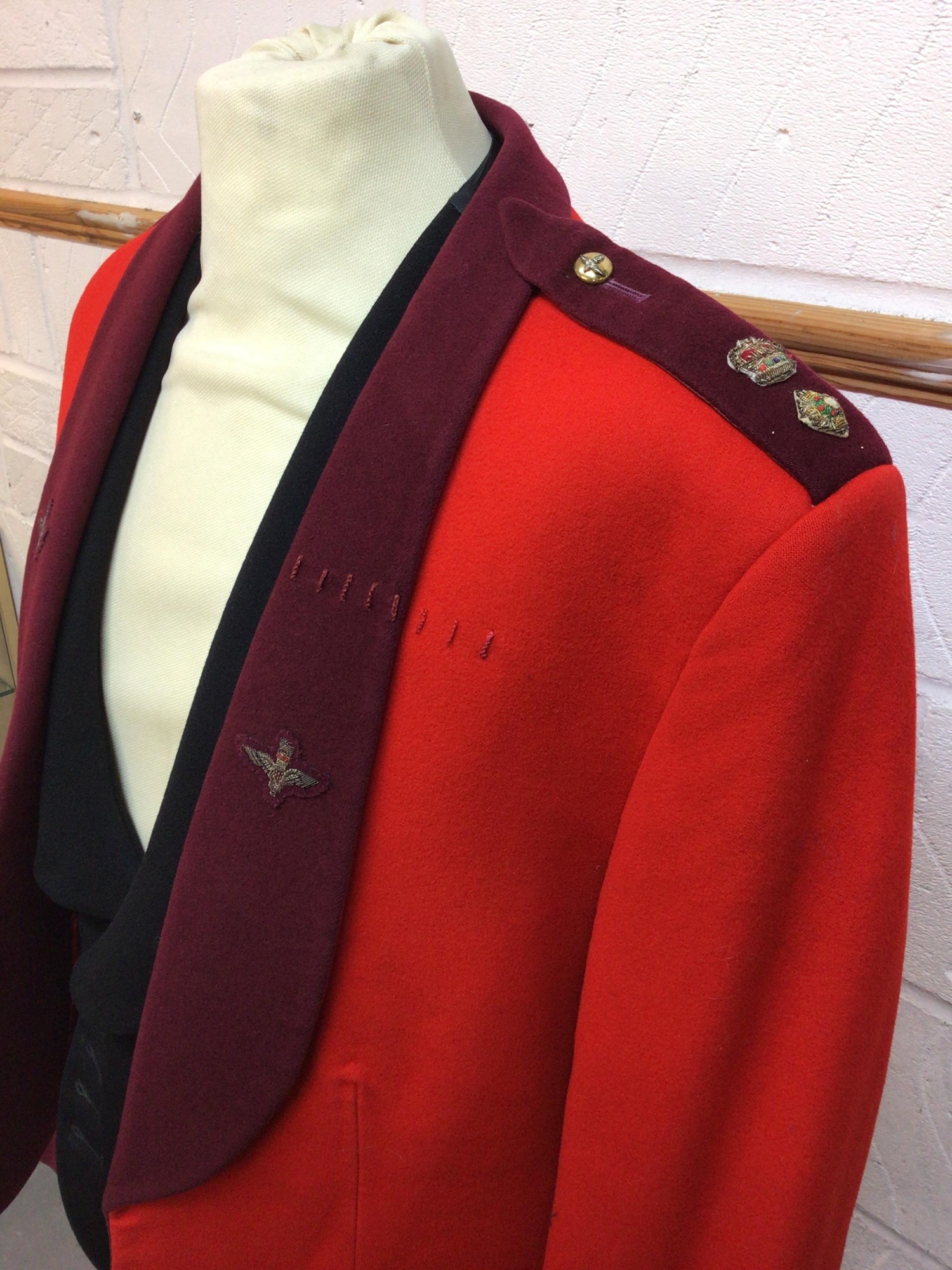 Lot 635 - Parachute Regiment Officers' Mess Kit, Lt