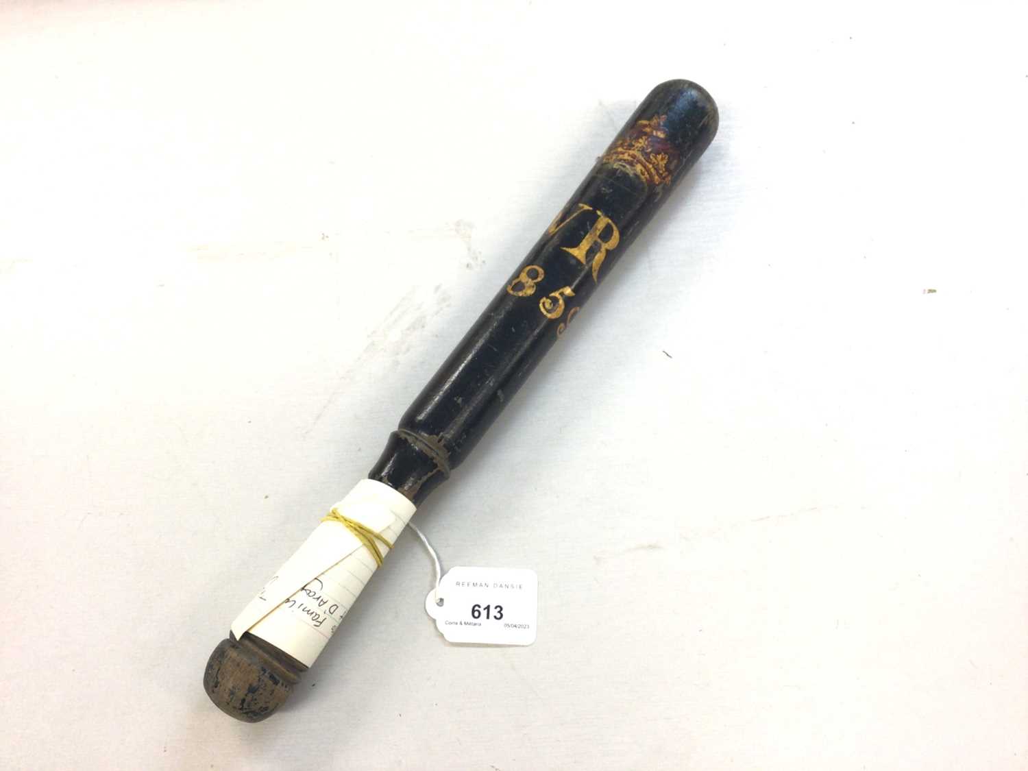Lot 613 - Victorian painted truncheon with crowned VR