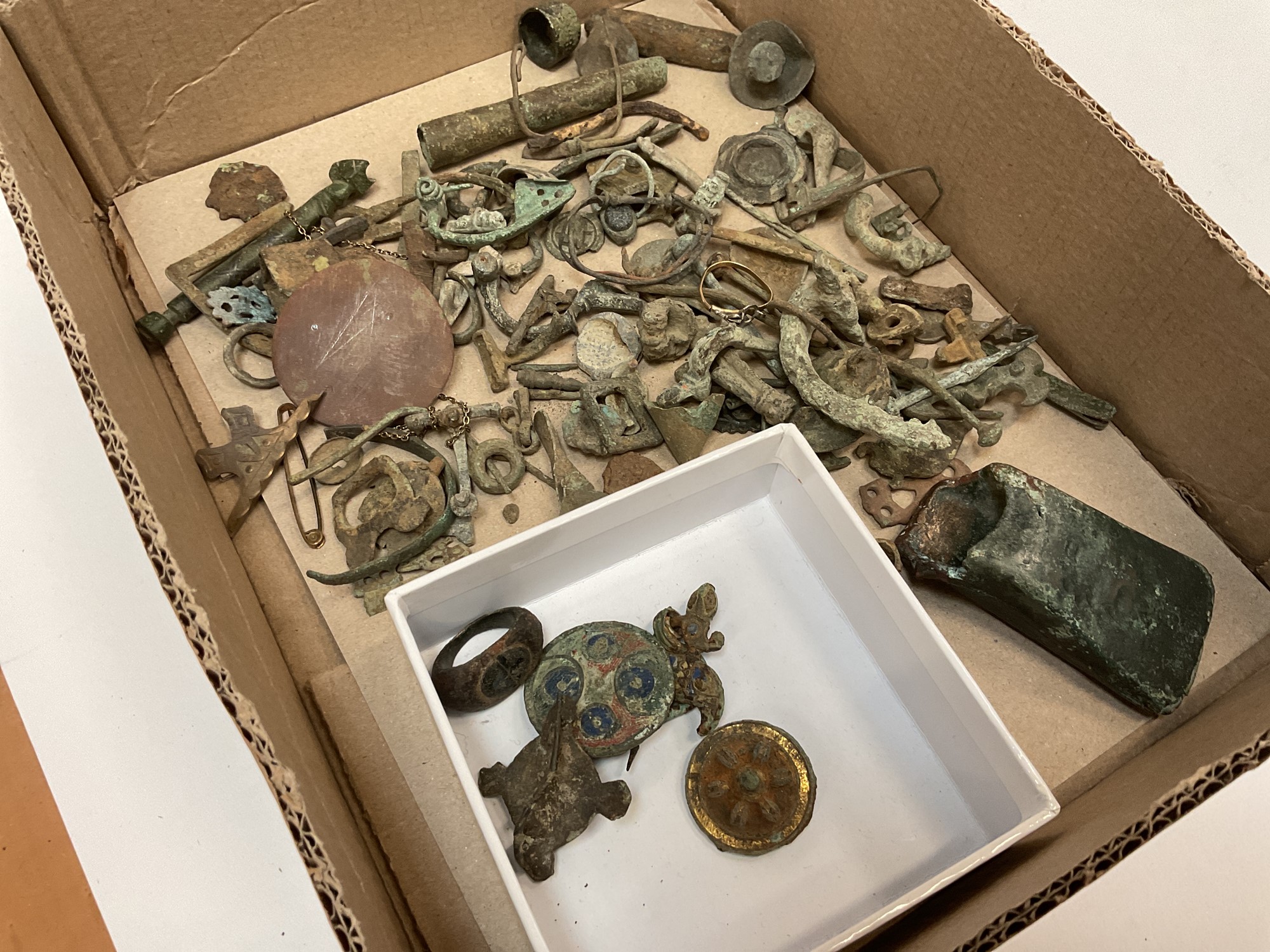 Lot 2622 - Collection of Roman artefacts and metal