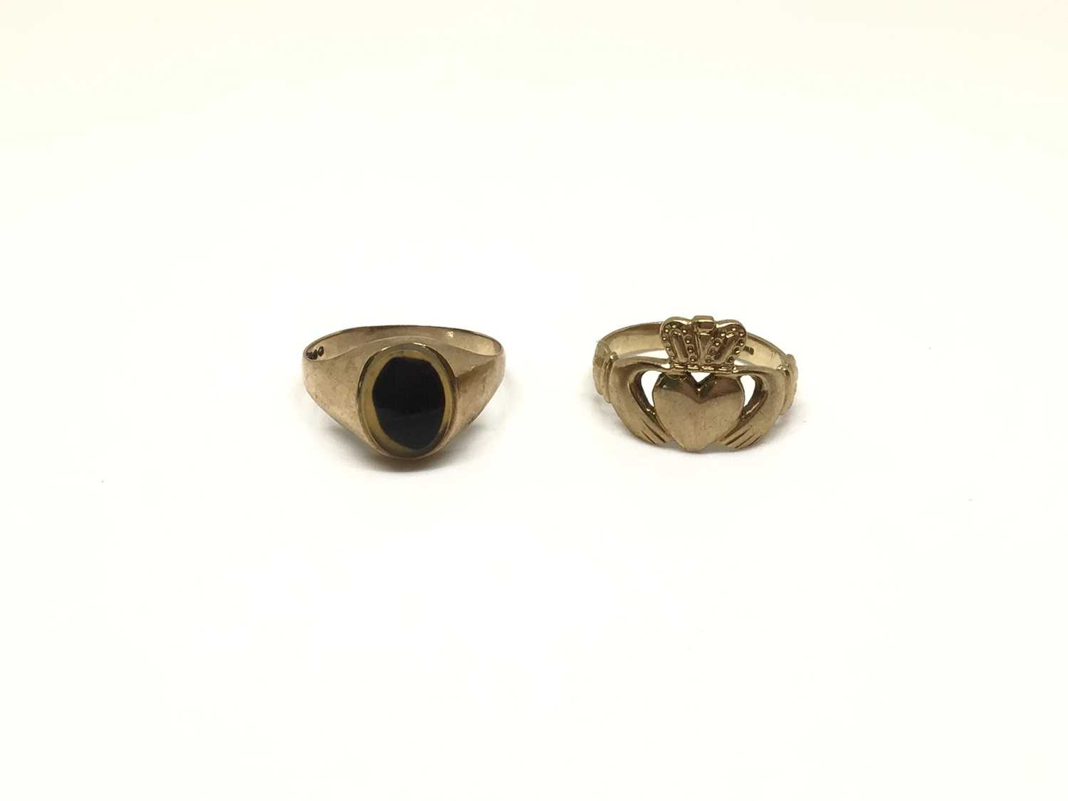 Lot 203 - 9ct gold signet ring with oval polished