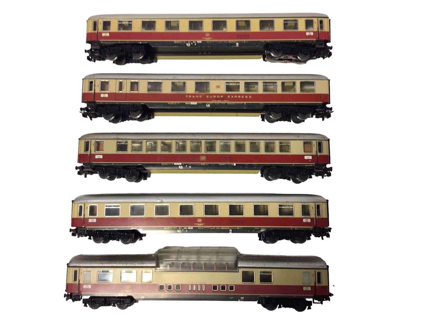 Lot 1858 - Marklin HO gauge tin plate body DB maroon