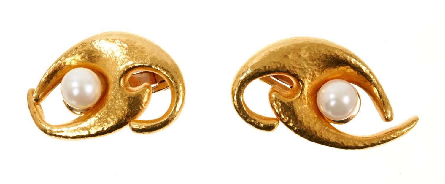 Lot 607 - Pair of 18ct yellow gold and cultured pearl