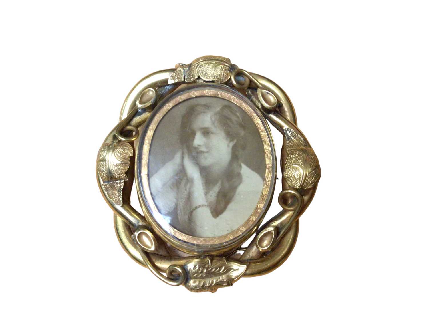 Lot 171 - Victorian gilt metal foliate scroll brooch