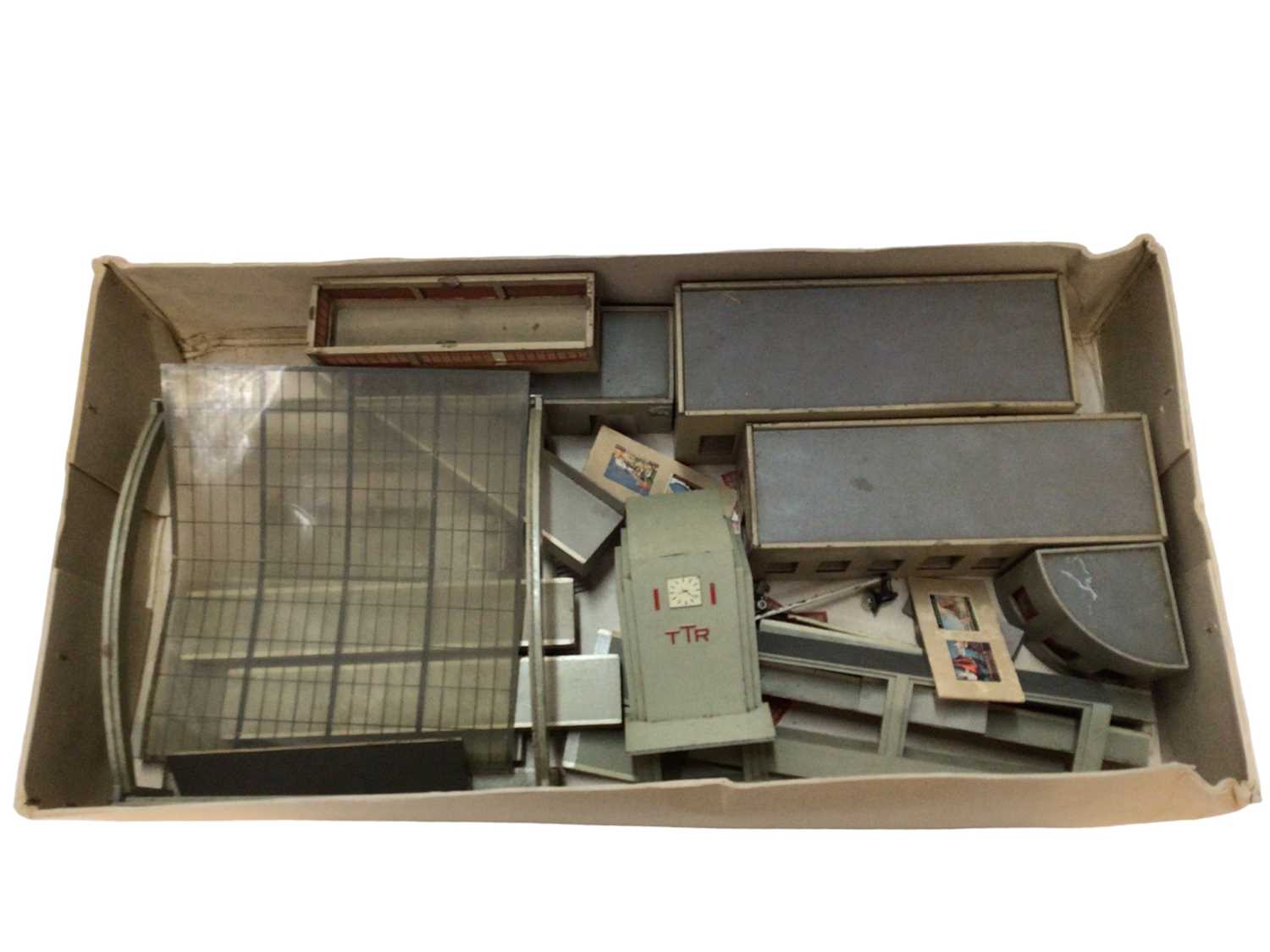 Lot 1819 - Trix TTR station buildings and platform