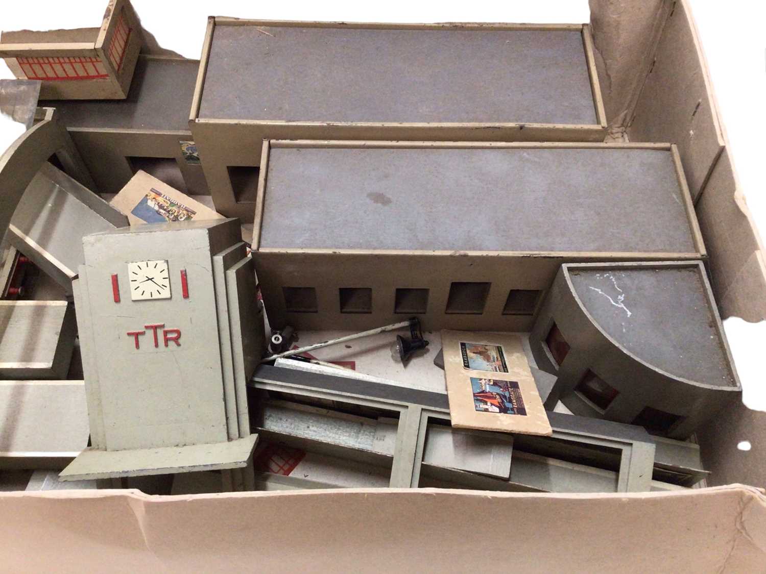 Lot 1819 - Trix TTR station buildings and platform