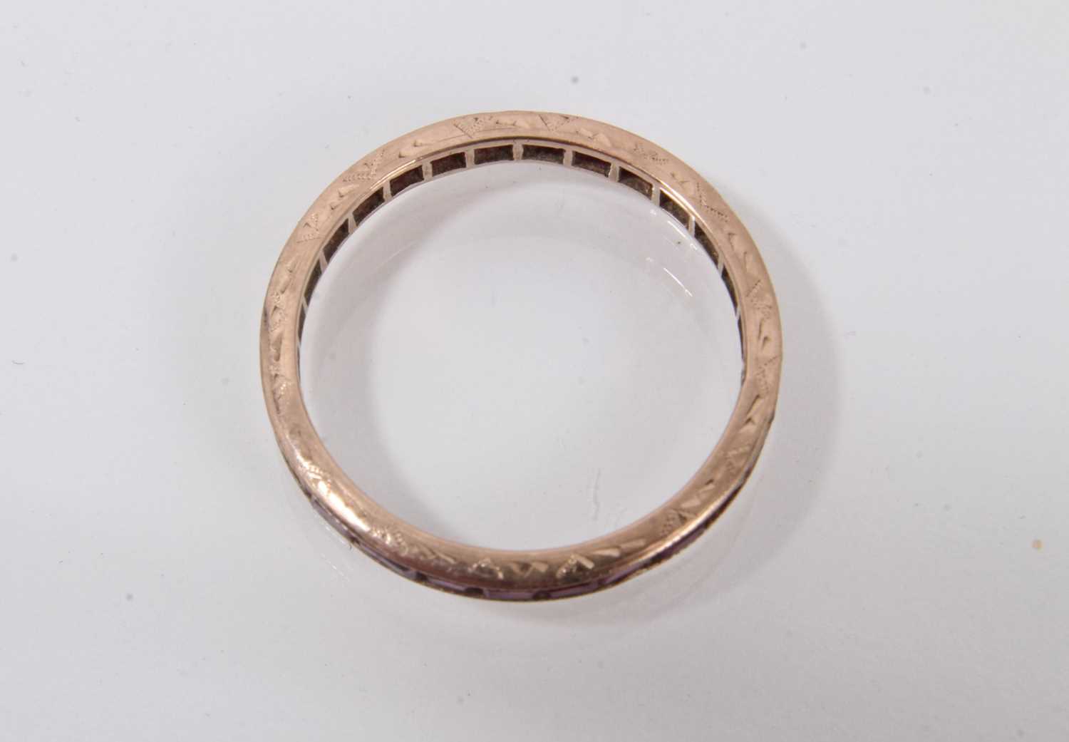 Lot 402 - Art Deco ruby eternity ring in gold setting