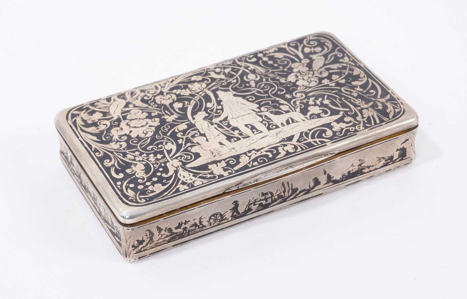 Lot 696 - 18th century Continental niello snuff box