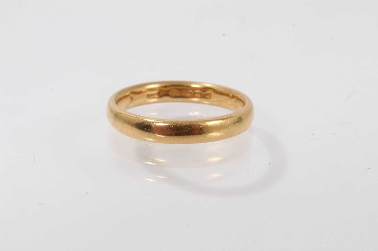 Lot 522 - 22ct gold wedding ring with engraved