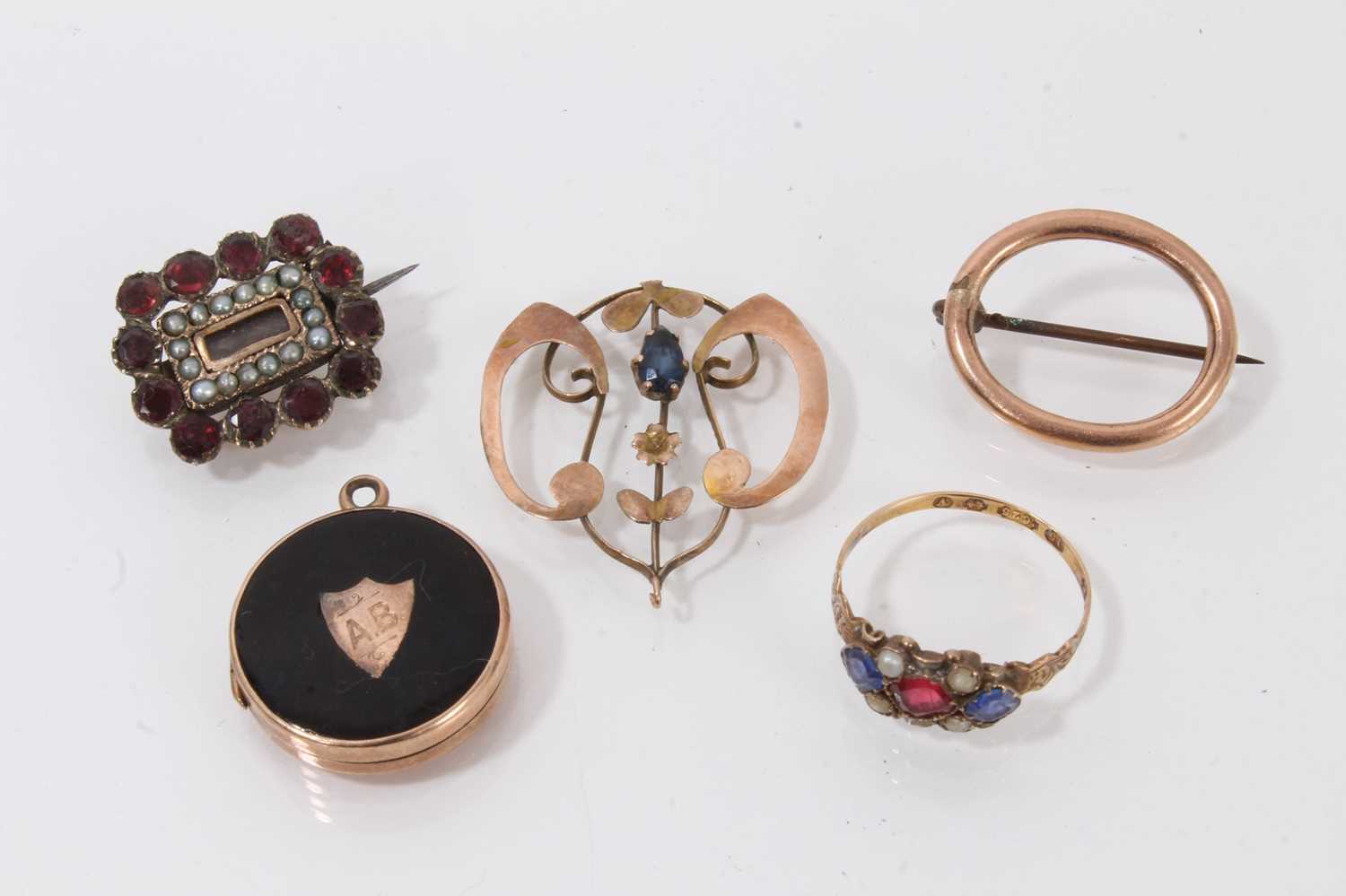 Lot 531 - Regency garnet and seed mourning brooch,