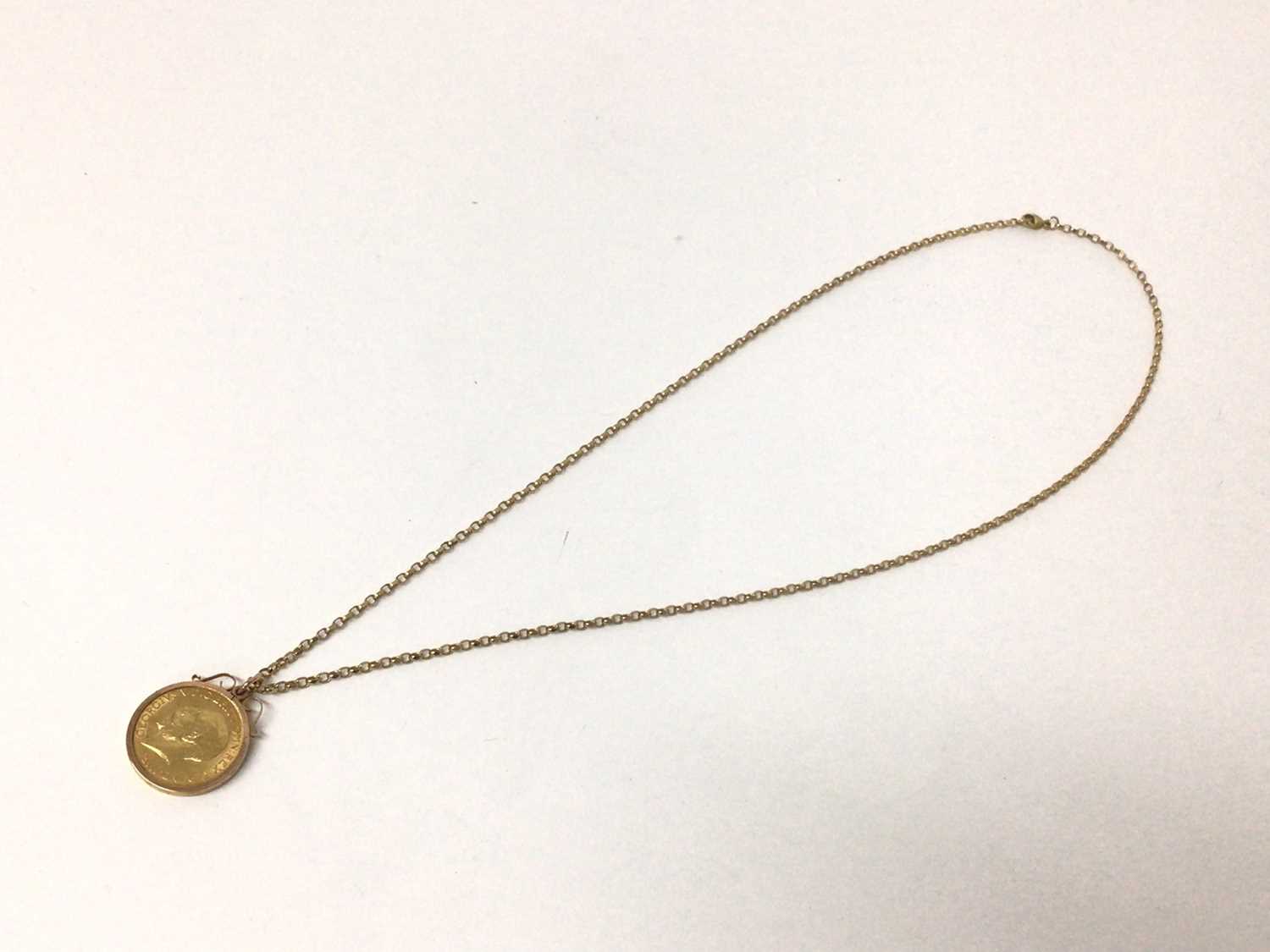 Lot 22 - Sovereign on 9ct chain