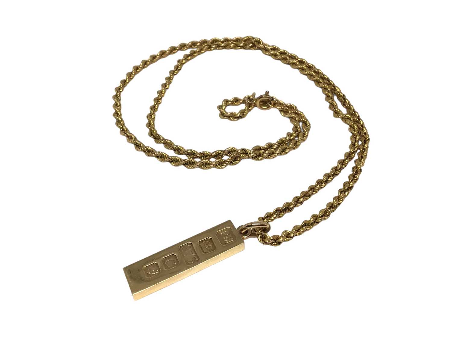 Lot 132 - 9ct gold ingot pendant on 9ct gold rope