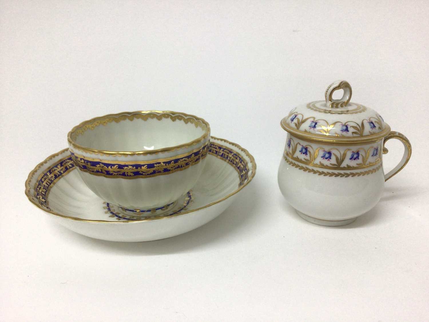 Lot 71 - Crown Derby custard cup and cover, circa 1790,