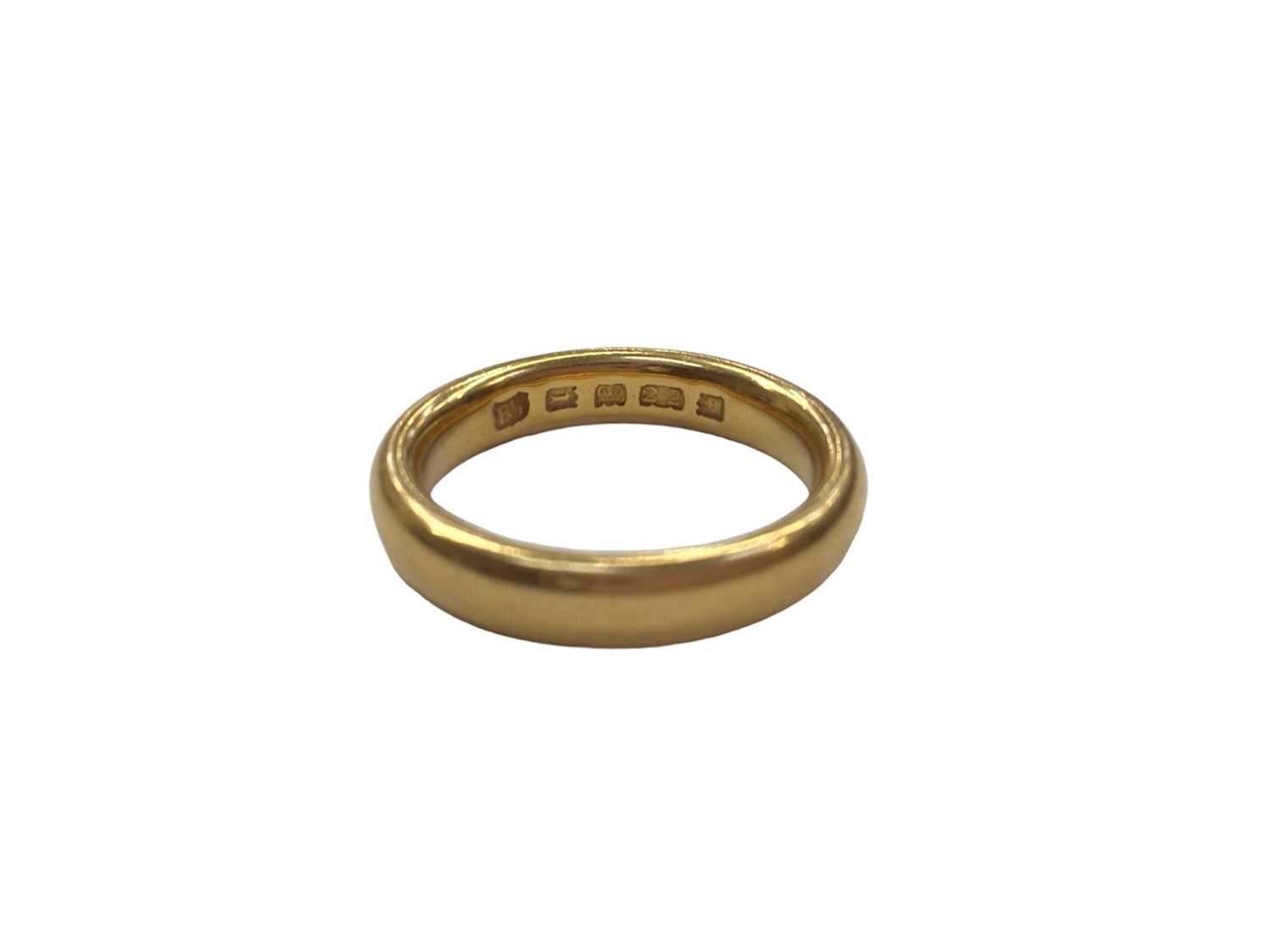 Lot 1020 - 22ct gold wedding ring (London 1926), size