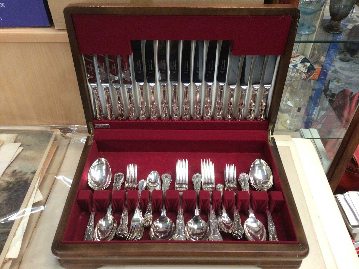 Lot 817 - Canteen of silver plated fiddle, thread and